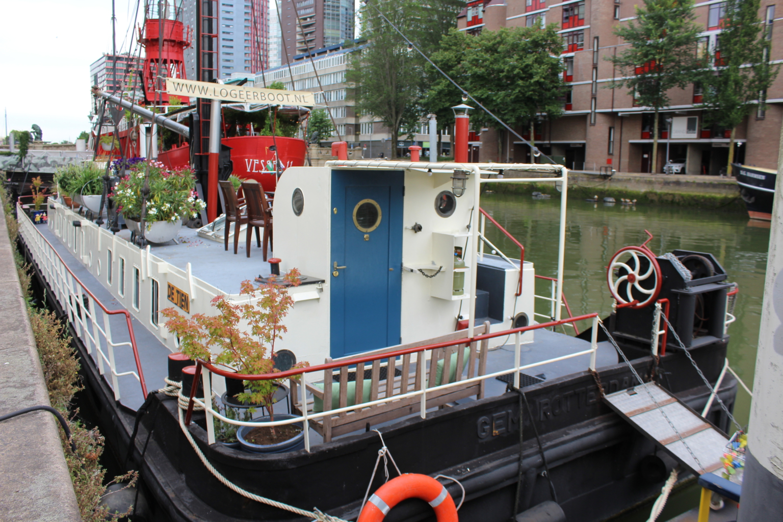 Bijzonder overnachten in Rotterdam centrum? Boek de Logeerboot!